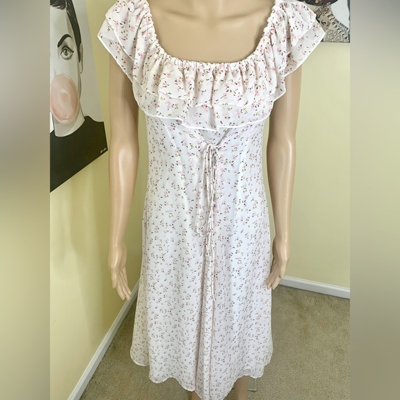 Wayf | Dresses | Nwt Wayf Dainty Midi Dress In Ivory Ditzy Size Medium ...